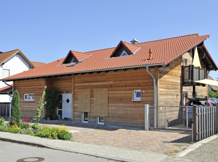 Modernes Holzhaus Goll B249 mit Erker & Balkon - Frammelsberger Holzbau ...