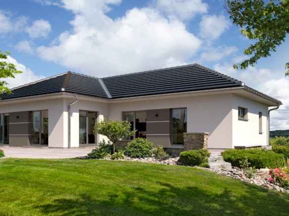 ICON Winkelbungalow mit Walmdach - Dennert Massivhaus | HausbauDirekt.de